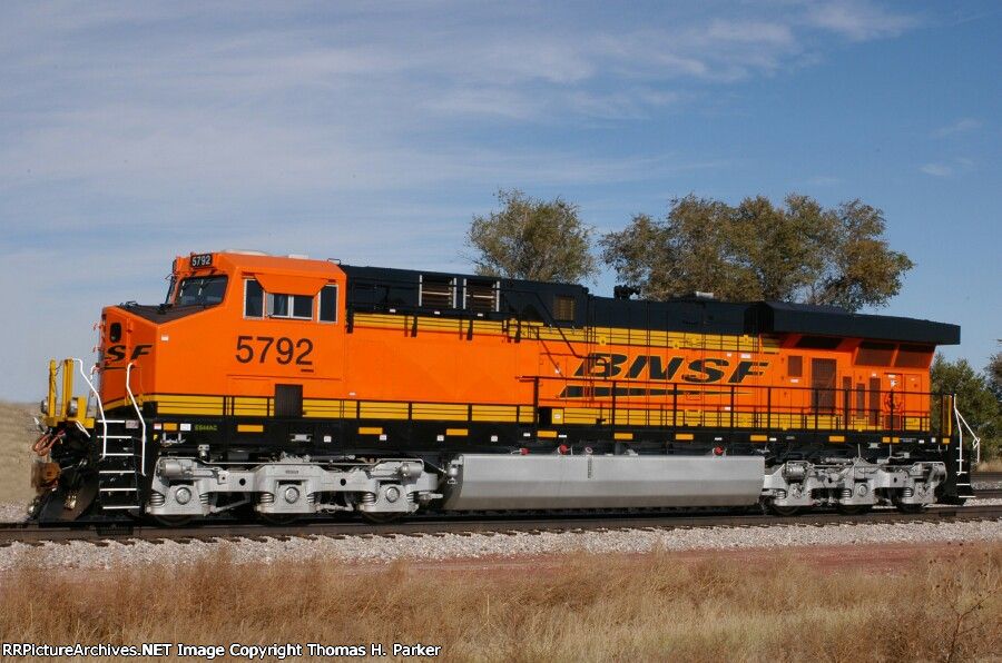 BNSF 5792 ES44AC